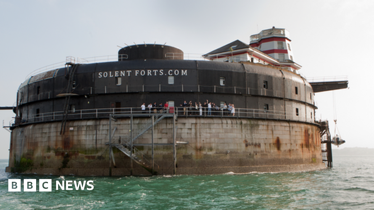Solent sea forts each sell for more than £1m - BBC News