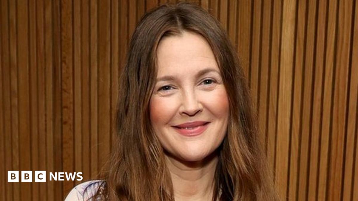 Drew Barrymore: Striking writers picket show recording in New York ...