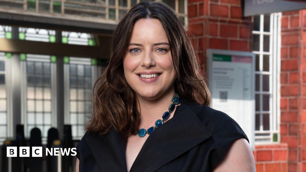 EastEnders: Michelle Ryan returns as Zoe Slater after 20 year gap - BBC News