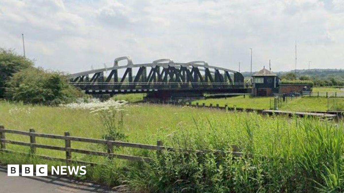 Sutton Weaver bridge closure “unacceptable” - MP - BBC News