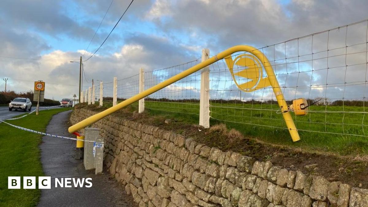 Mayor condemns Cornwall speed camera 'vandalism' - BBC News