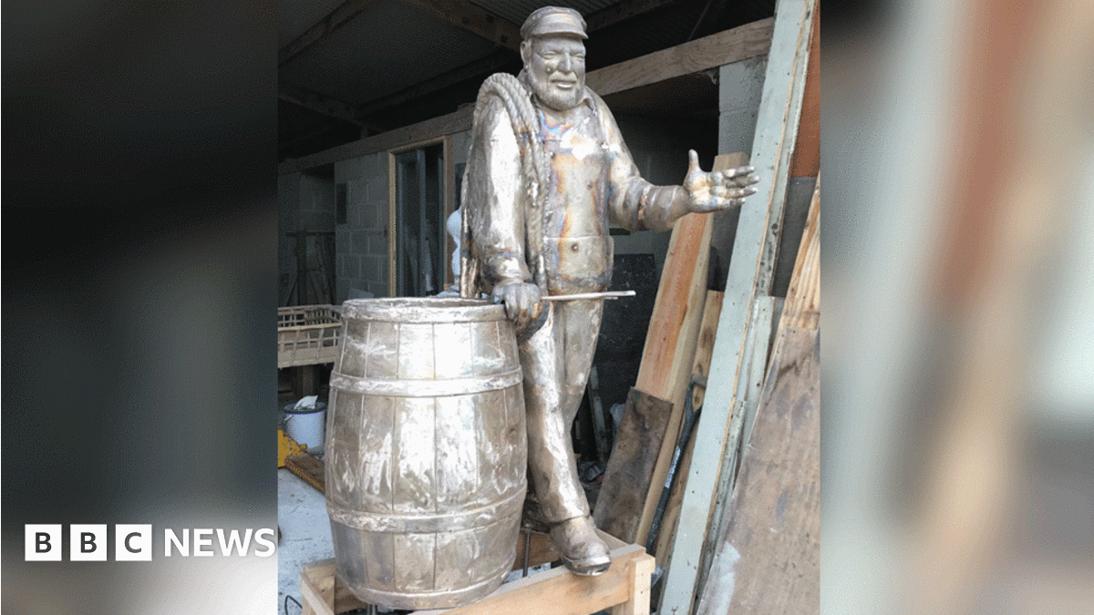 Great Yarmouth sculpture trail's Ernie Childs statue is revealed - BBC News