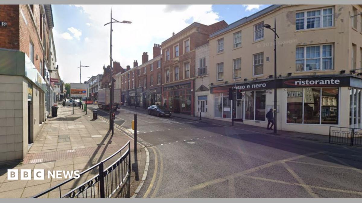 Wolverhampton roadworks to last three months longer than planned - BBC News