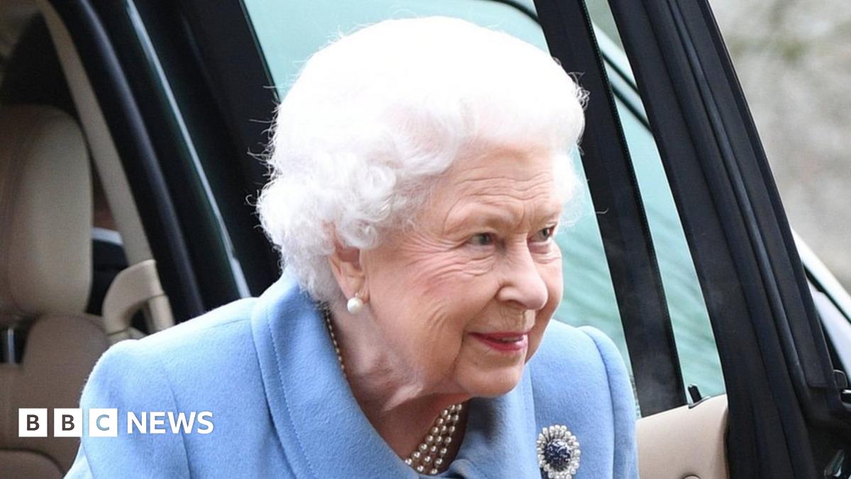 Queen makes plea for Britons to find 'common ground' - BBC News