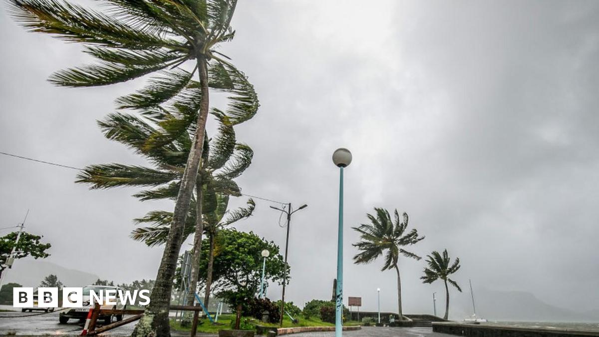 Cyclone Belal: Mauritius assesses damage after flash flooding - BBC News