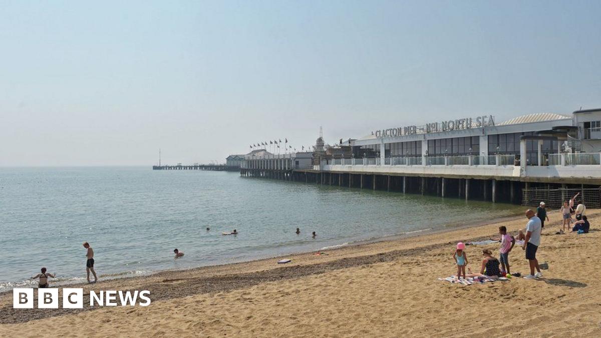 Bomb squad attends incident on Clacton-on-Sea beach - BBC News