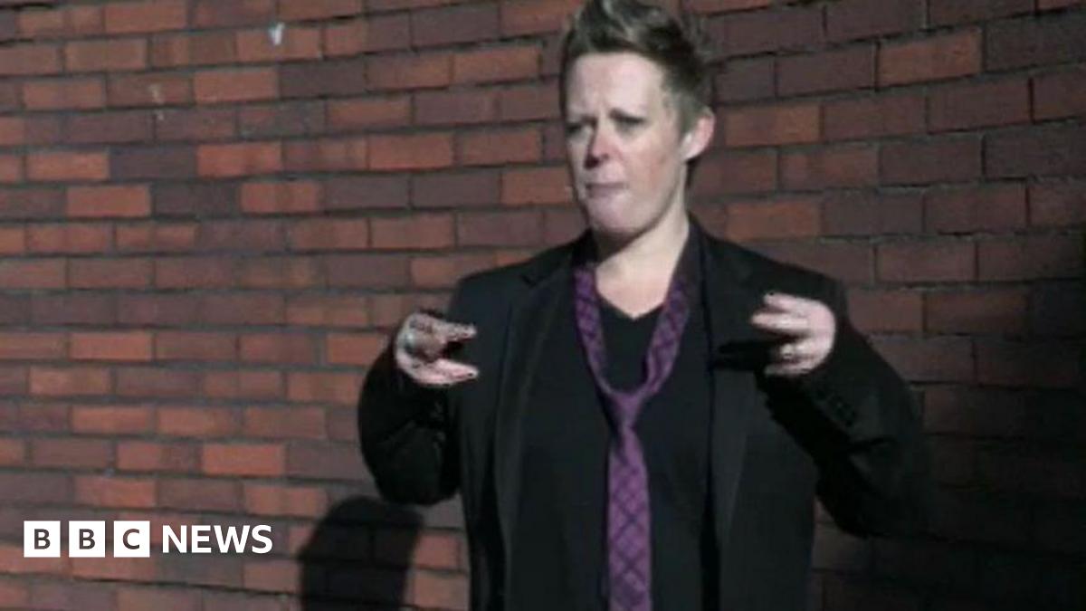 Northampton performer says everyone should learn sign language - BBC News