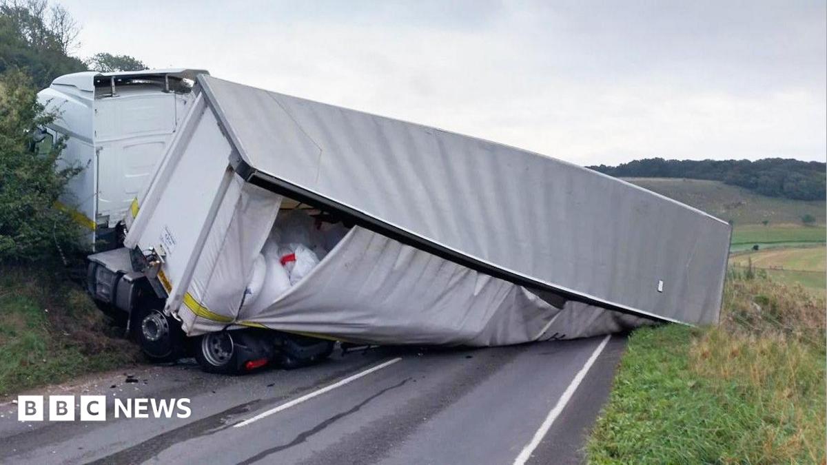 Findon: Witness appeal after fatal lorry crash - BBC News