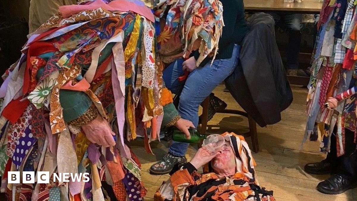 Chewit Well Mummers raise hundreds touring Yorkshire pubs - BBC News