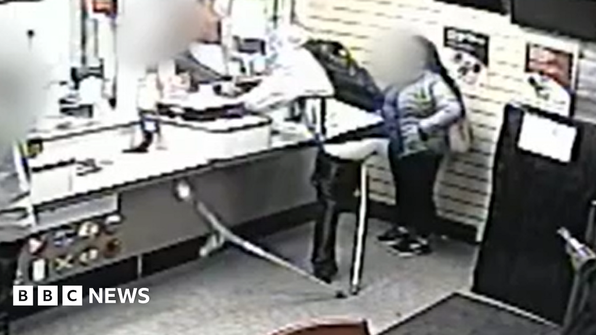 Nottingham: Man used spoon to try to steal cash from Post Office - BBC News