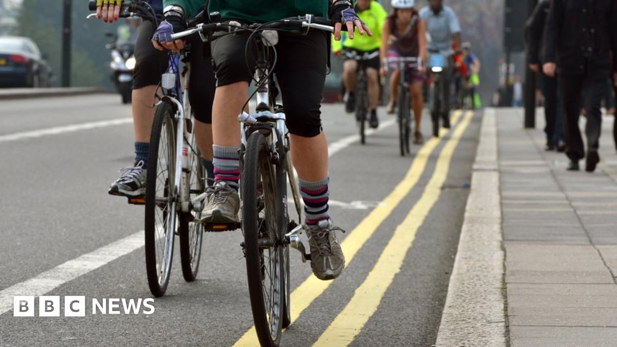 London cycling instructors hold strike over pay - BBC News