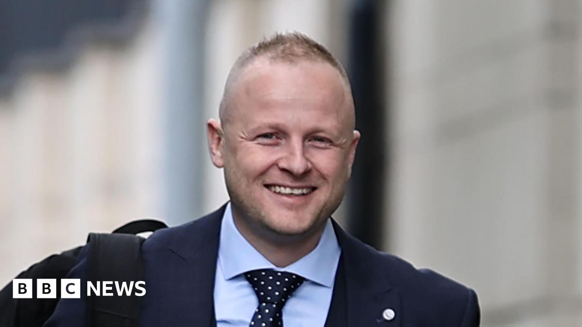 'Nama trial': Jamie Bryson allegedly sent messages to Sinn Féin - BBC News