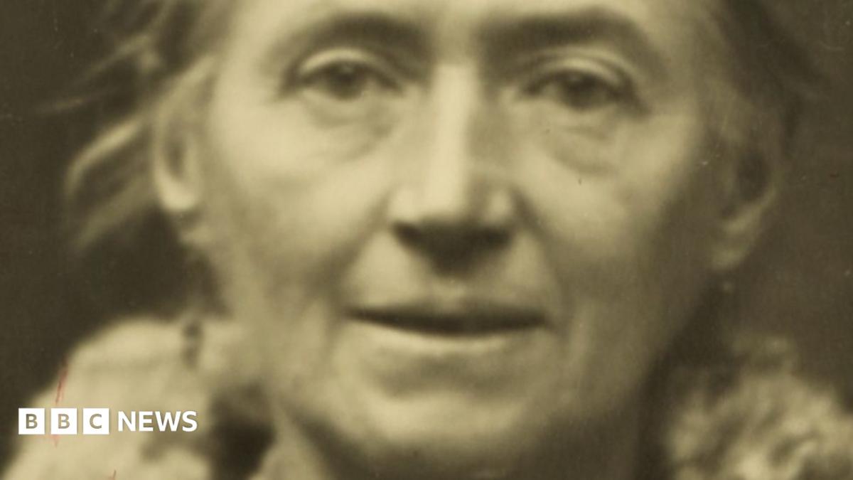 Guernsey's first female deputy to receive a blue plaque - BBC News