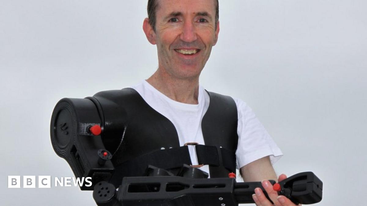 New Year Honours 2018: One-armed pilot from Leeds on list - BBC News