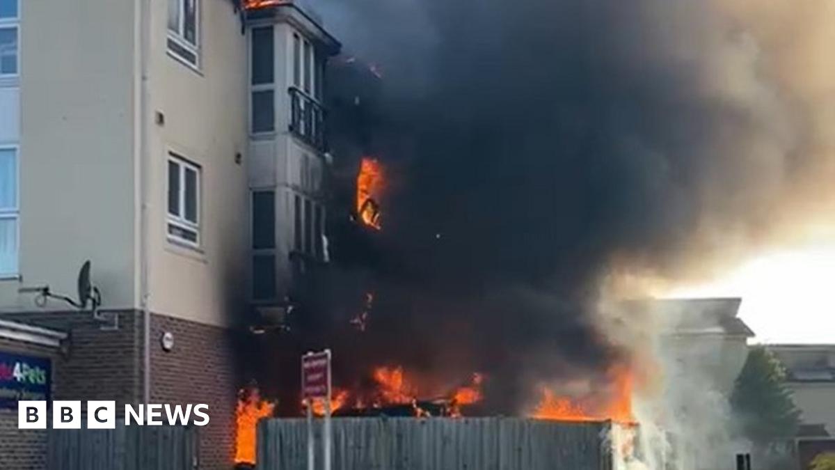 People evacuated from Amesbury fire-damaged flats - BBC News