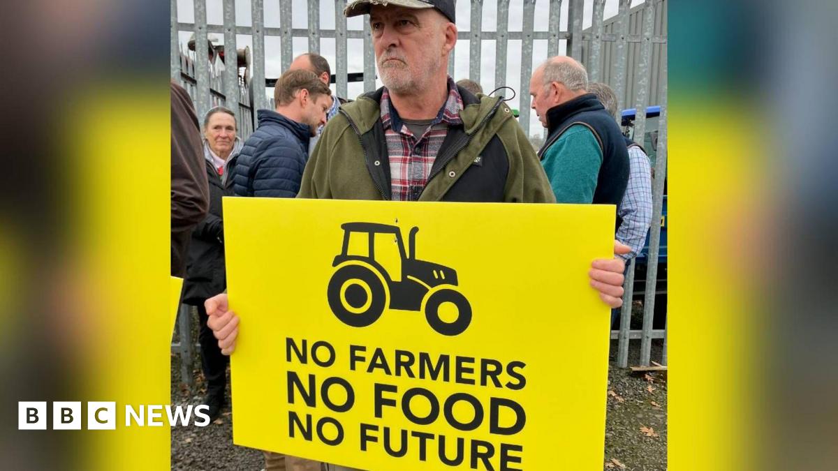 Farmers protest in Hexham against "attack on rural economy" - BBC News