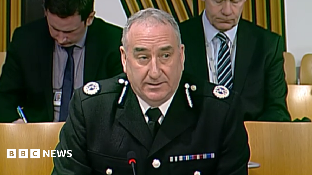 Senior officer quizzed on police spying rule breach - BBC News