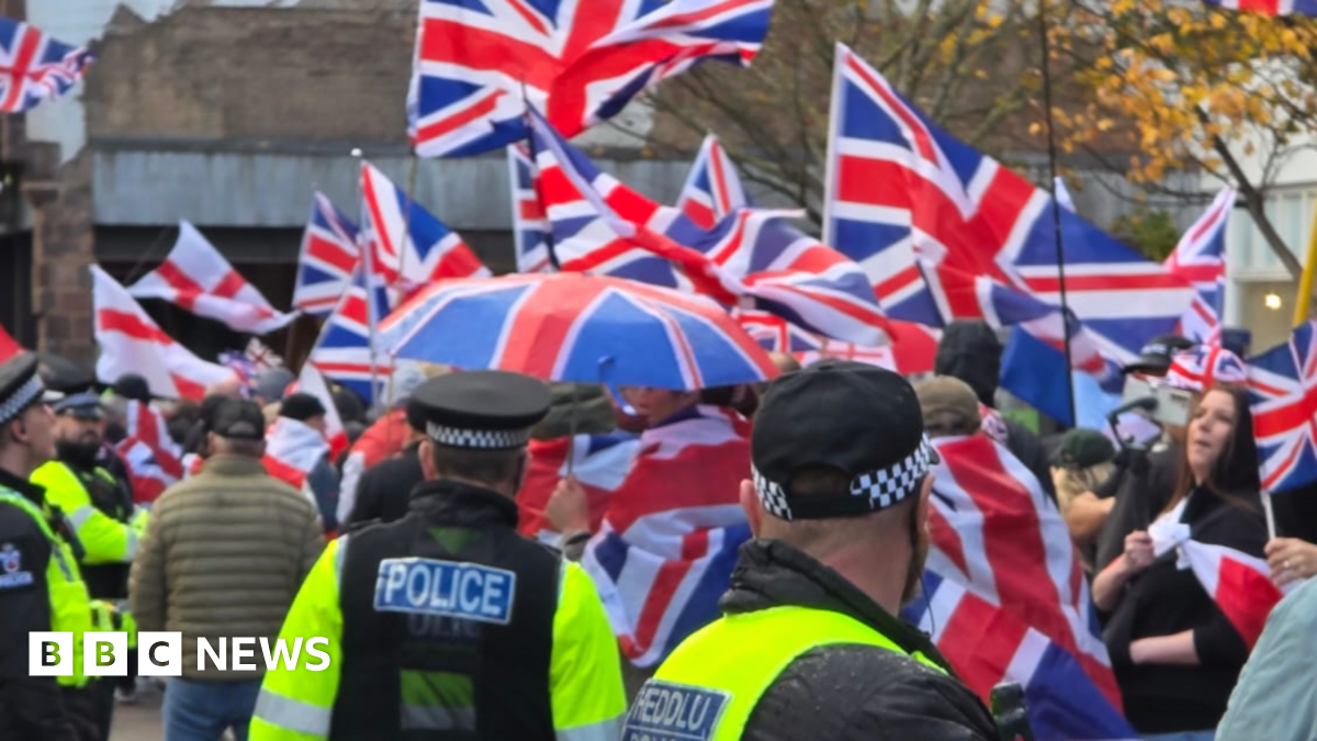 Hundreds gather for rival protests in Exeter city centre - BBC News