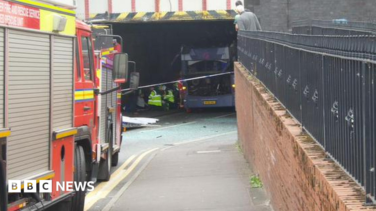 Rochdale bus crash: Seventeen hurt as roof shears off - BBC News