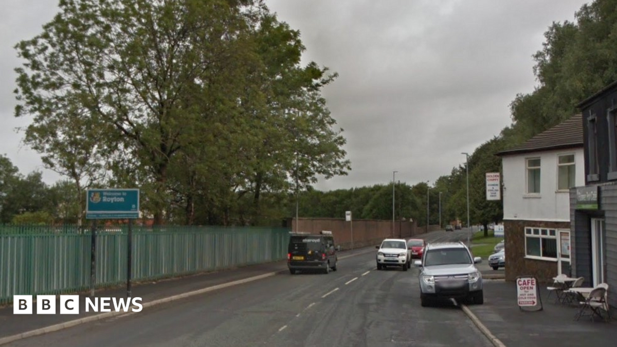 Driver dies weeks after Royton car crash - BBC News