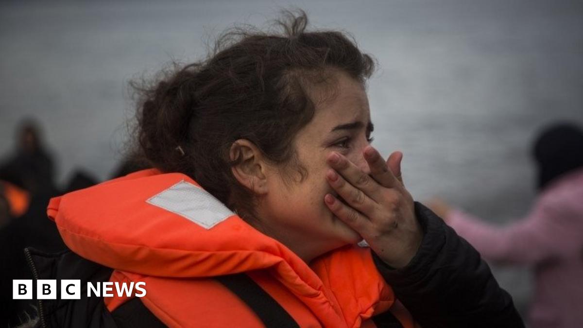 Migrant crisis: France Valls warns on refugee numbers - BBC News