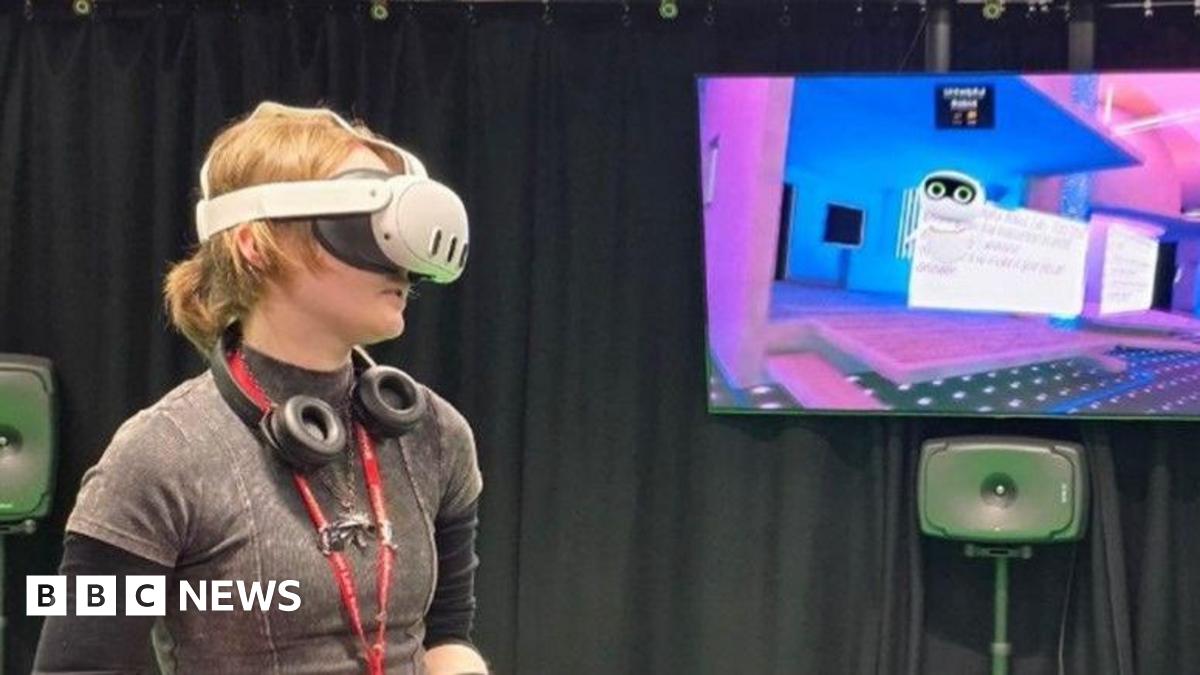 Wolverhampton University literature students experiment with VR - BBC News