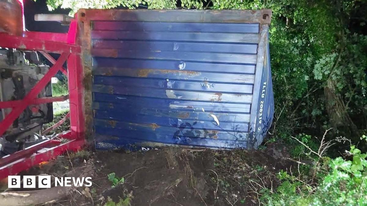 Toppled Wareham lorry container recovery to close road - BBC News