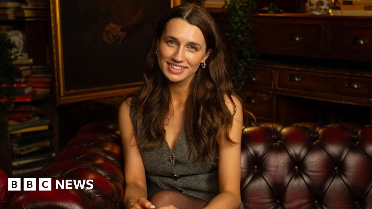 The Traitors: Elen Wyn says GPs laughed at her endometriosis fear - BBC ...