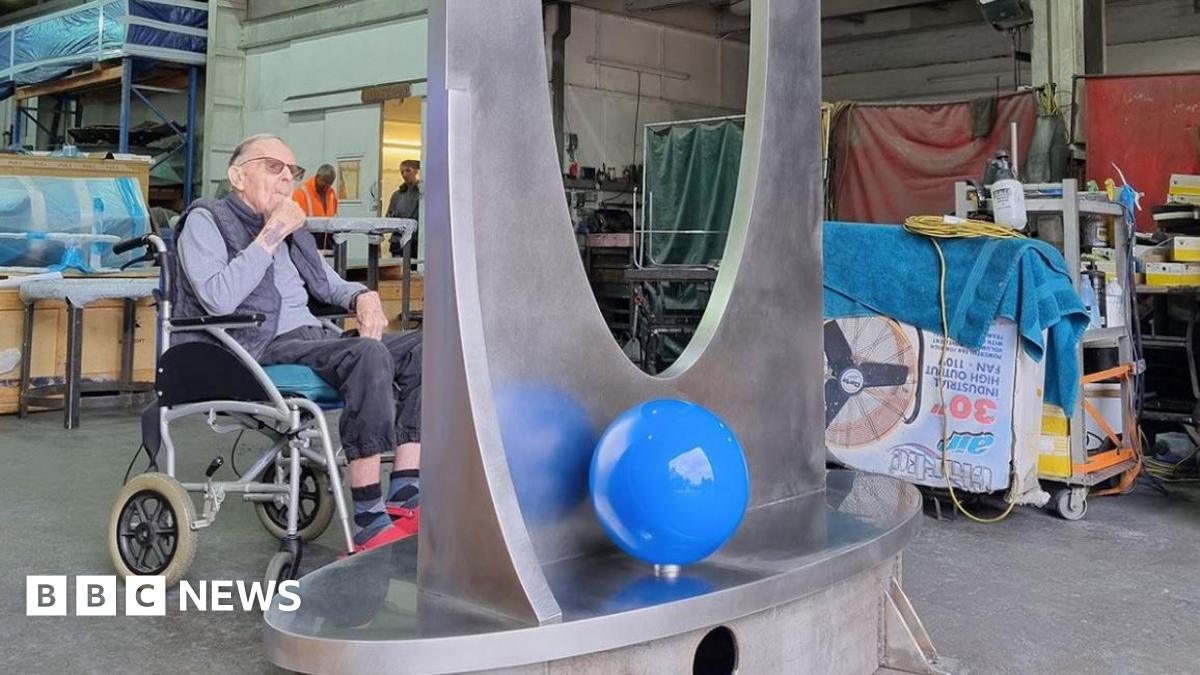 Bryan Kneale: New sculpture by Manx artist to be unveiled - BBC News