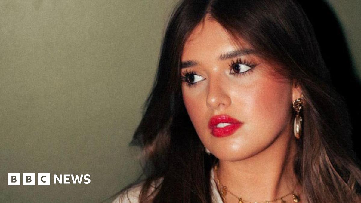 Essex singer who lost her voice as a child is played on radio - BBC News