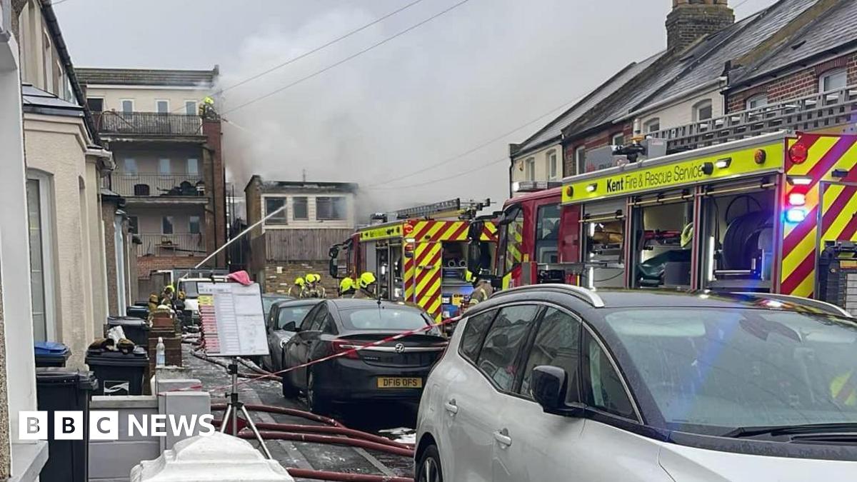 Margate: Crews tackle blaze with firefighting robot - BBC News