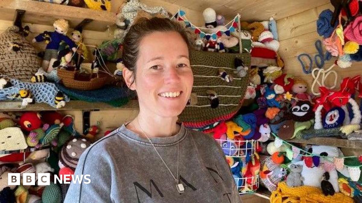 Brough yarn bombers open library of toppers - BBC News