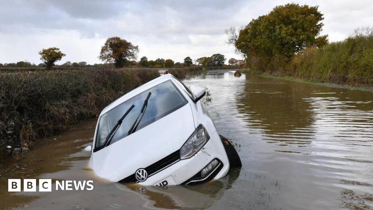 Floods: Oxfordshire braced as more rain moves in - BBC News
