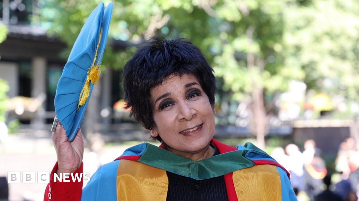 Moira Stuart gets Northumbria University honorary degree - BBC News