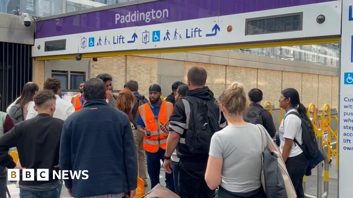 London Underground: Power failure knocks out Tubes, Overground and ...