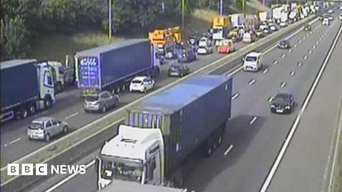 M62 near Huddersfield reopens after lorry fire - BBC News