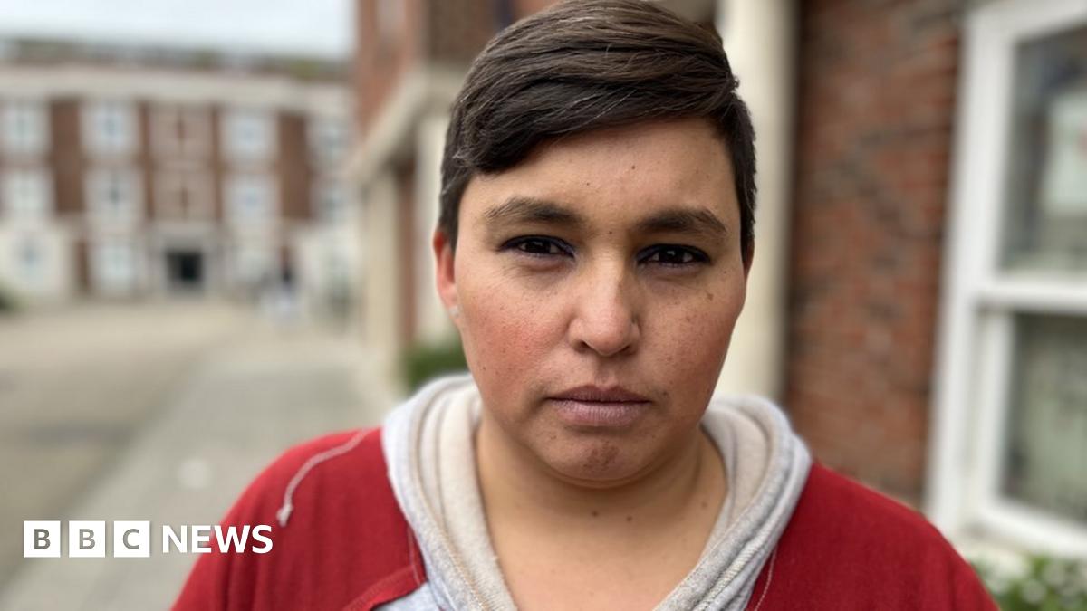 Hampshire mother's four-year battle over black mould - BBC News