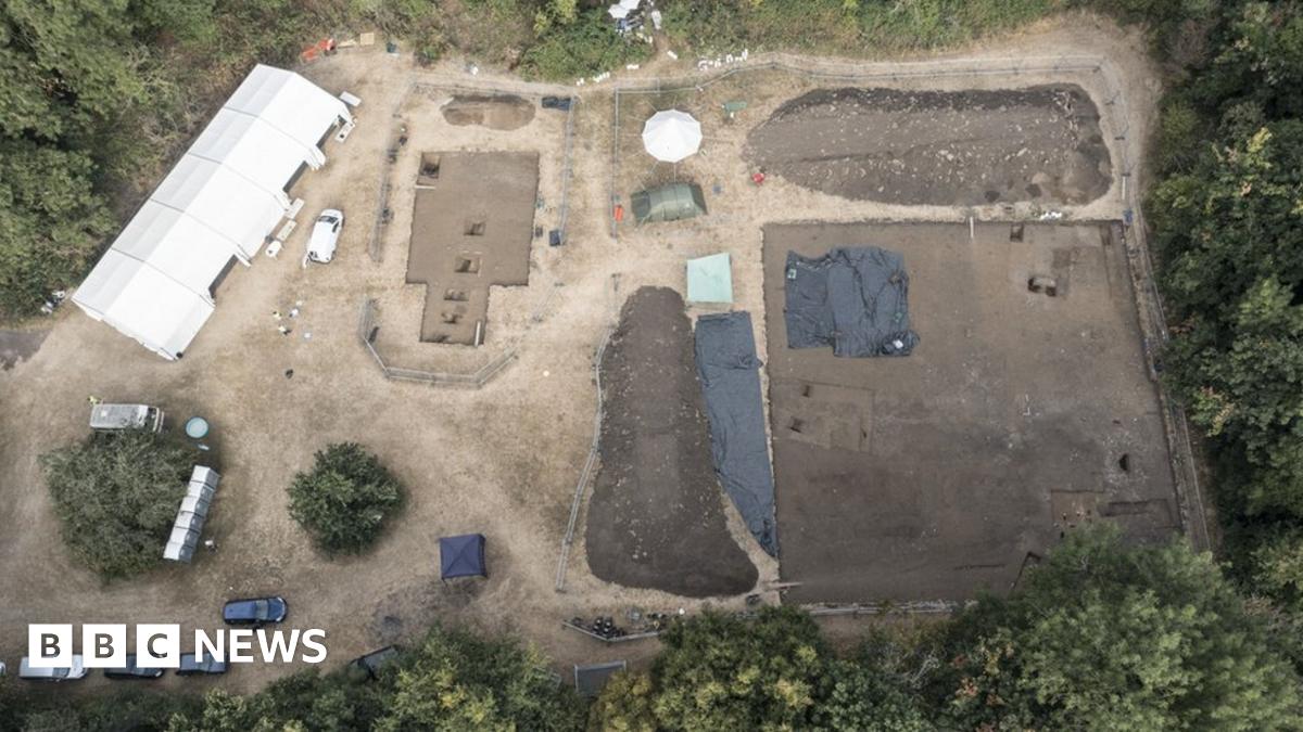 Forgotten River Thames trading hub unearthed after 1,000 years - BBC News
