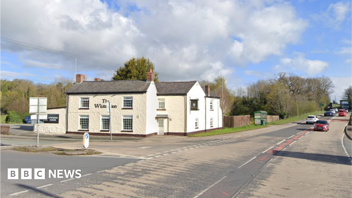 Toddler among five hurt in Llynclys crash - BBC News