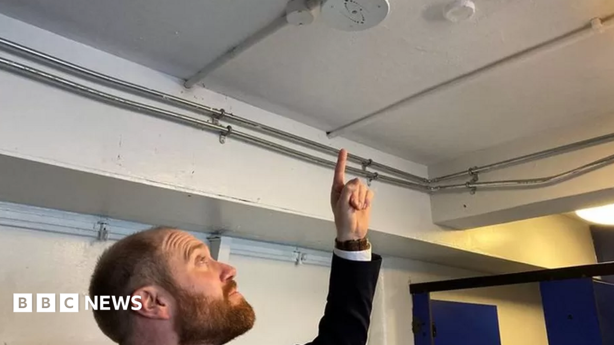 Students constantly thought about next vape, says head teacher - BBC News