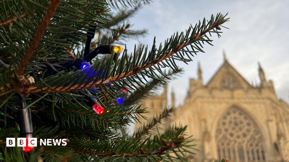 Exeter Cathedral's Christmas market returns for 2021 - BBC News