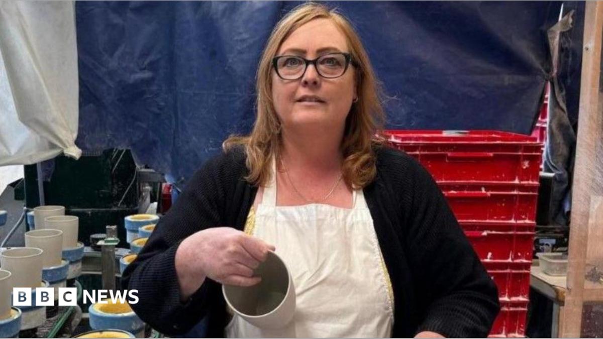 Ed Miliband 'listened to' Stone pottery worker over industry - BBC News