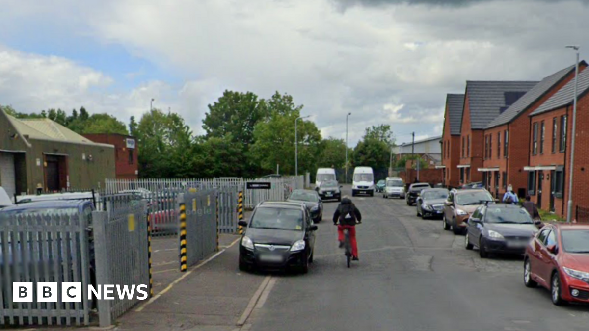 Wolverhampton: Person rescued after fire spreads to terraced flat - BBC News