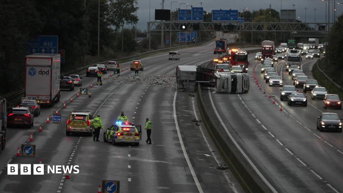 M62 at Leeds reopens in both directions after lorry overturns - BBC News