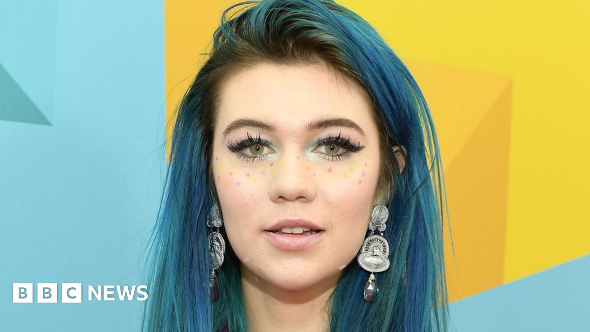 YouTube star prompts conversation about social anxiety - BBC News