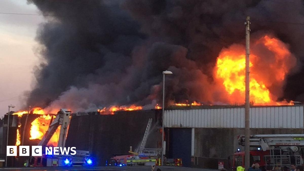 Leeds industrial unit hit by suspicious fire to be 'taken down' - BBC News