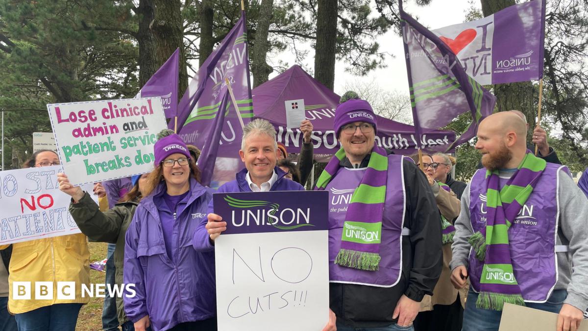 Protests against proposed hospital job cuts in Cornwall - BBC News