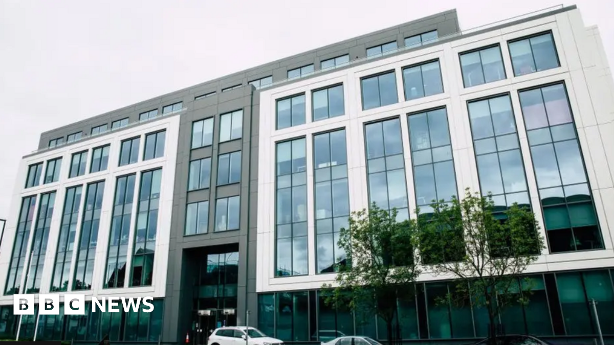 Slough: Government oversight of cash-strapped council extended - BBC News