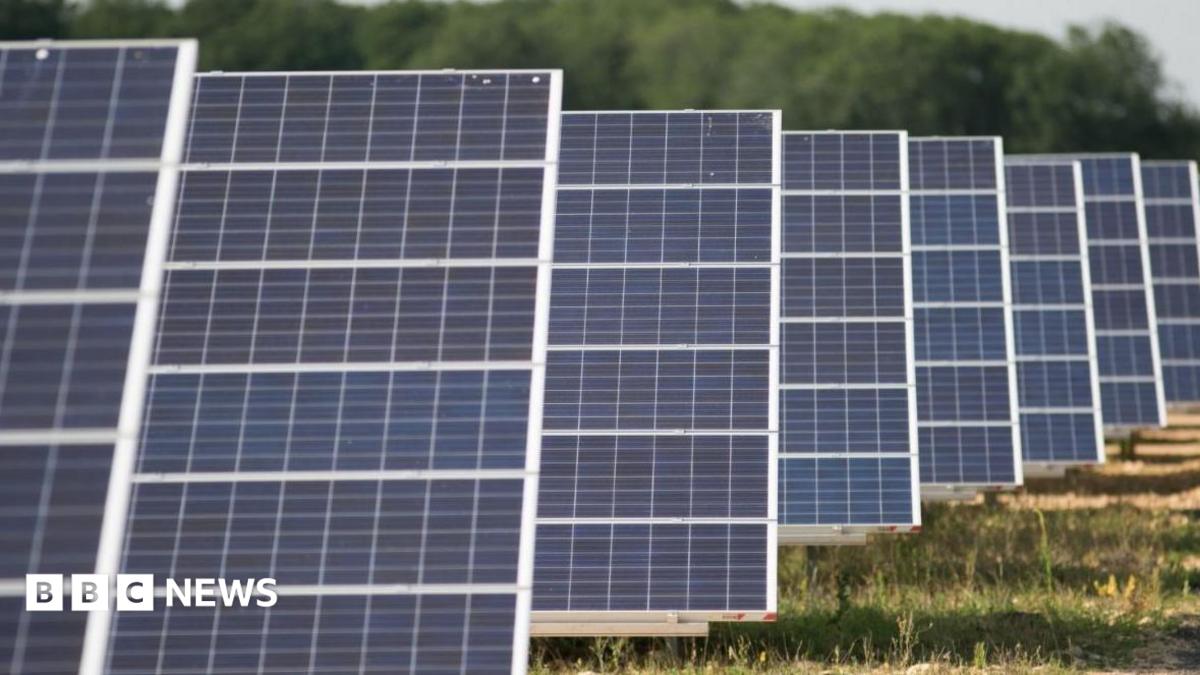 Hundreds sign petition against Knaresborough solar farm plan - BBC News