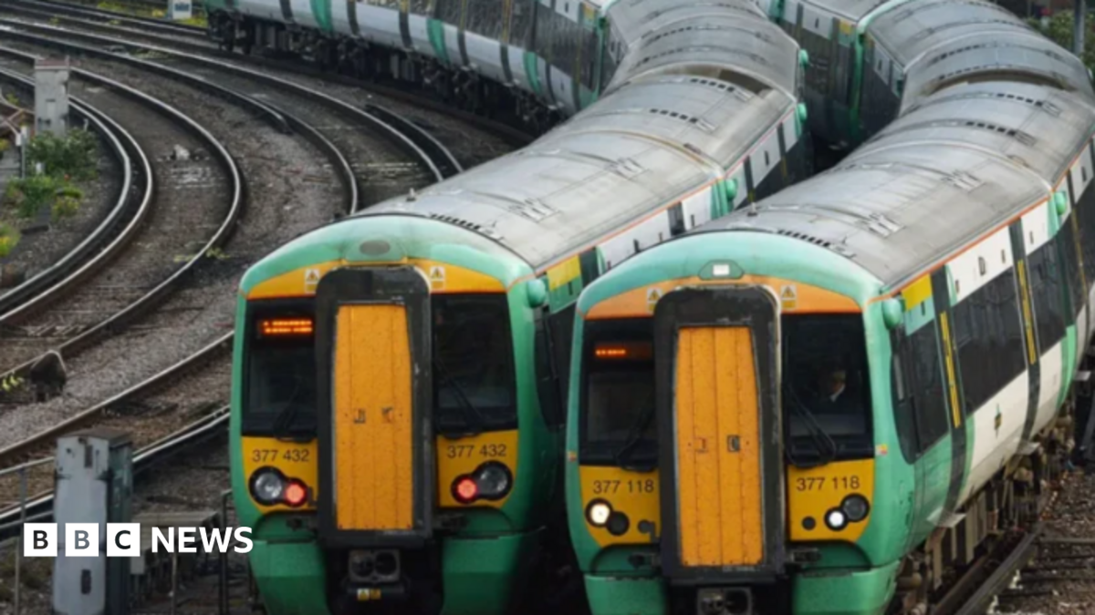 Three Bridges to Horsham train line closed for resurfacing work - BBC News
